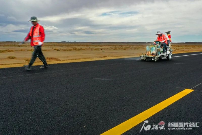 S245哈密至敦煌公路建设项目顺利贯通 预计年内通车